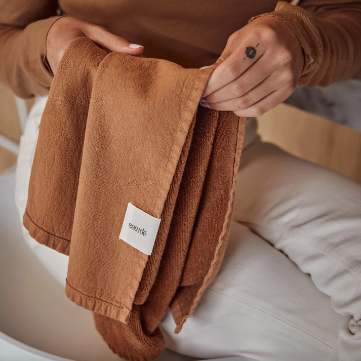 SAARDÉ – HELLO TRADER